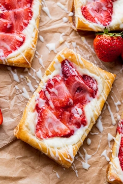 Strawberry cream cheese danish with puff pastry recipes - Breakfast